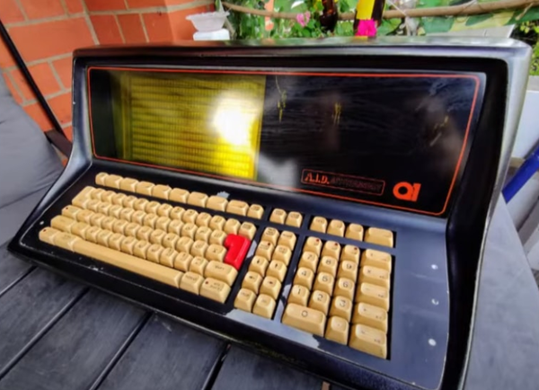 [Review] 청소부가 발견한 세계 최초의 마이크로컴퓨터 ‘Q1’