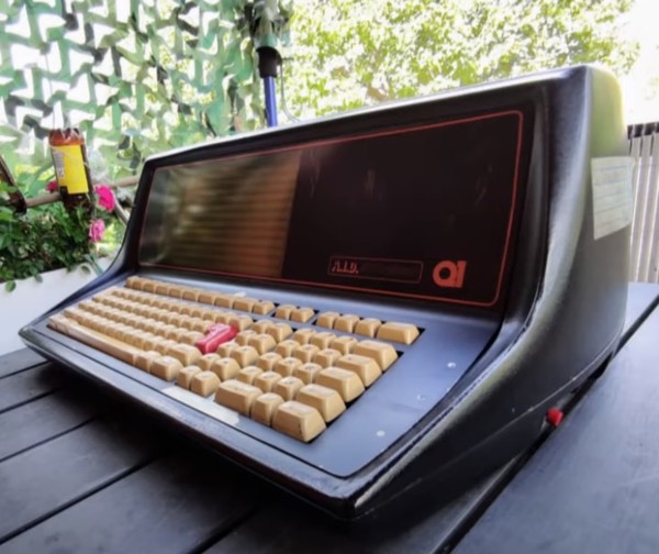 [Review] 청소부가 발견한 세계 최초의 마이크로컴퓨터 ‘Q1’